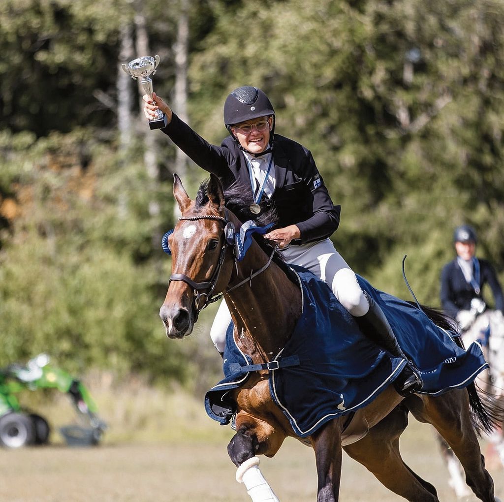 Pikku-Arvi kantaa ylpeänä Arvi-ukin etunimeä | Itäväylä