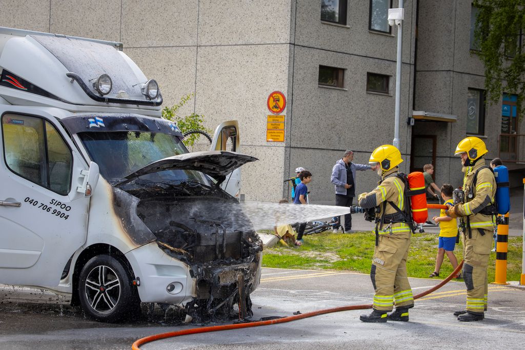 Pieni kuorma-auto tuhoutui palossa Nikkilässä | Itäväylä